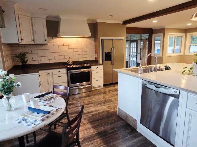4579 Lakeshore Road