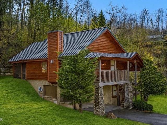 457 Hilltop Rd, Gatlinburg, TN 37738