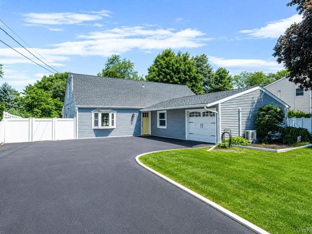 457 Peconic St, Ronkonkoma, NY 11779