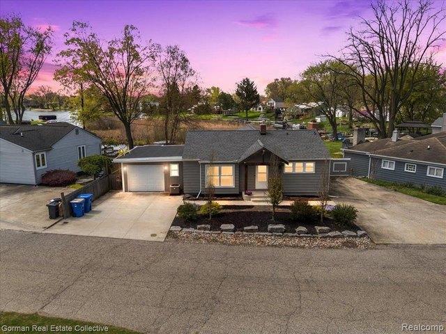 4583 Forest Ave, Waterford Township, MI 48328