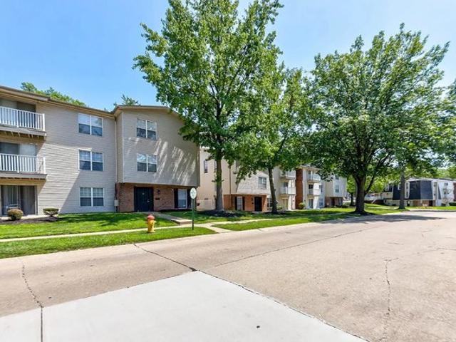 4583 Whisper Lake Dr, Florissant, MO 63033
