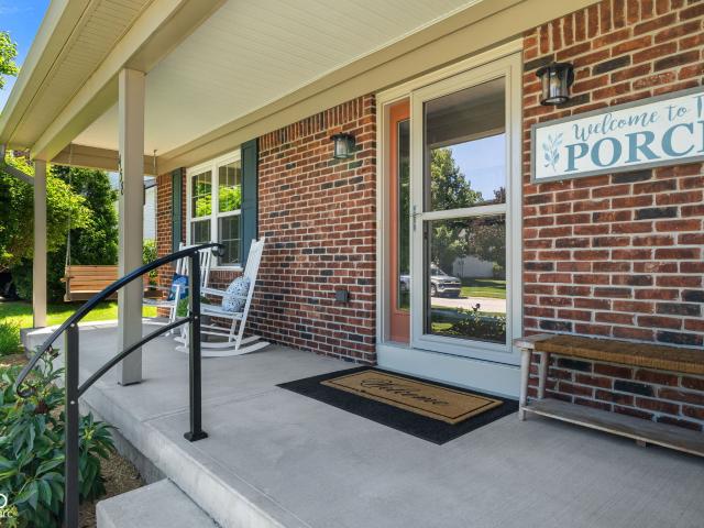 458 Gainesway Drive N
