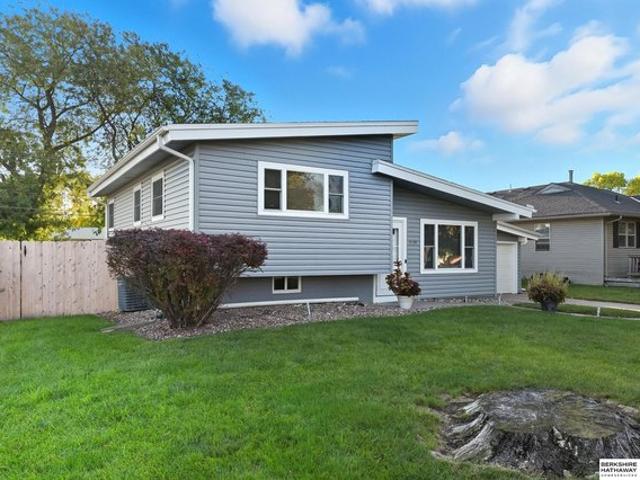 458 N Birchwood Dr, Fremont, NE 68025