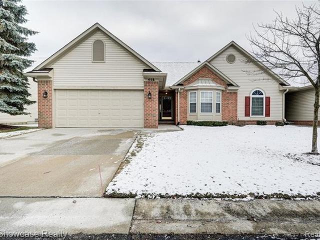 458 N Oak Dr, Commerce Township, MI 48390