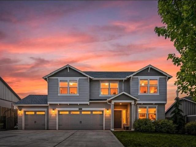 4594 SW Volcano View Way, Redmond, OR 97756