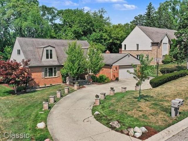 4590 Pine Village Dr, West Bloomfield Township, MI 48323