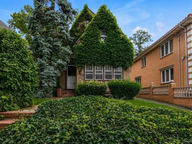 45 51 Zion St, Little Neck, NY 11362