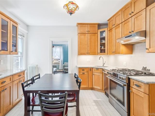 45 09 th St, Corona, NY 11368