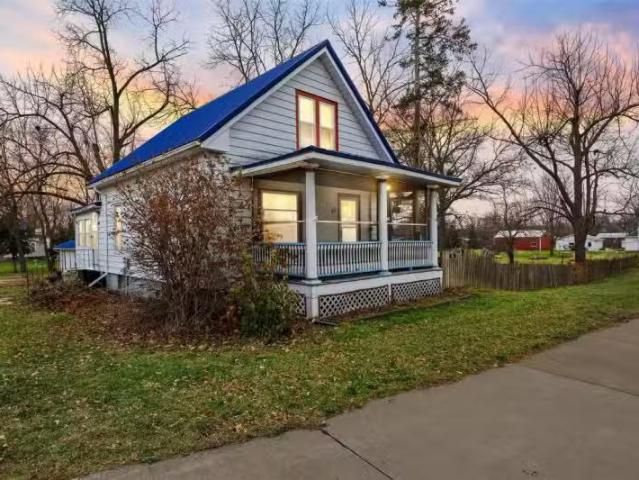 45 W MAIN ST, ROBINS, IA 52328 Single Family Residence For Sal.