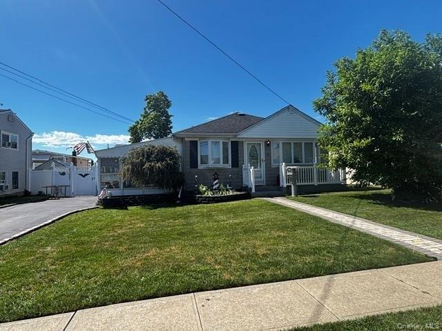 45 W Clearwater Rd, Lindenhurst, NY 11757