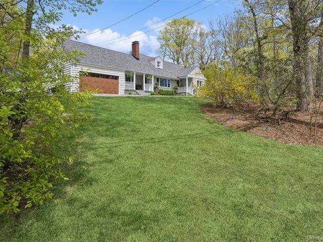 45 Woodland Dr, Smithtown, NY 11787