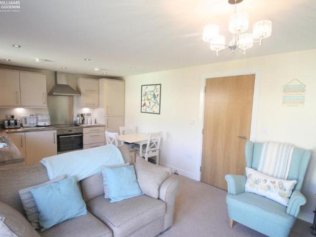 45 Y Bae, Bangor, Gwynedd LL57 2SZ 2 bed flat to rent £1,000 pcm £231 pw