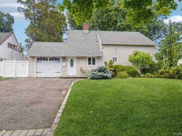 45 Abbot Ln, Hicksville, NY 11801