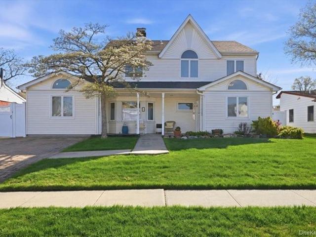 45 Horn Ln, Levittown, NY 11756