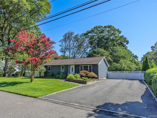 45 Marbeth Cir, Miller Place, NY 11764