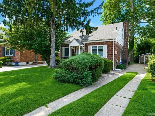 45 Park Cir, New Hyde Park, NY 11040