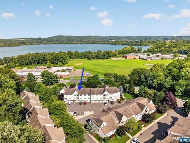 45 Parkside Ct, Wayne, NJ 07470