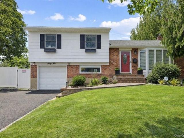 45 Pickwick Dr N, Syosset, NY 11791