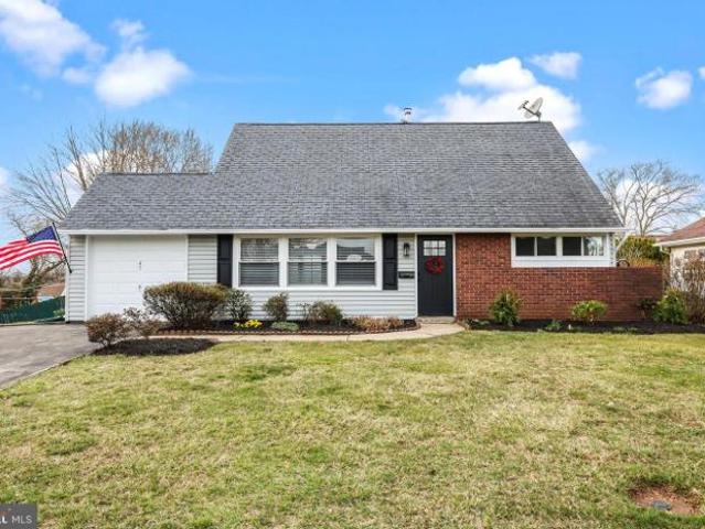 45 Quaker Hill Rd, Levittown, PA 19057