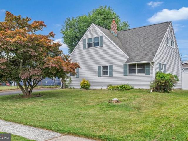 45 Red Cedar Dr, Levittown, PA 19055