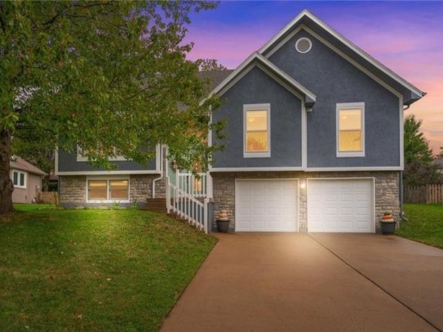 4605 NE Kingston Dr, Lee's Summit, MO 64064