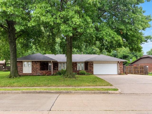 4600 Rolling Hills Dr, Bartlesville, OK 74006