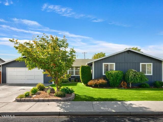 4612 Glenmoor Cir, Yakima, WA 98908