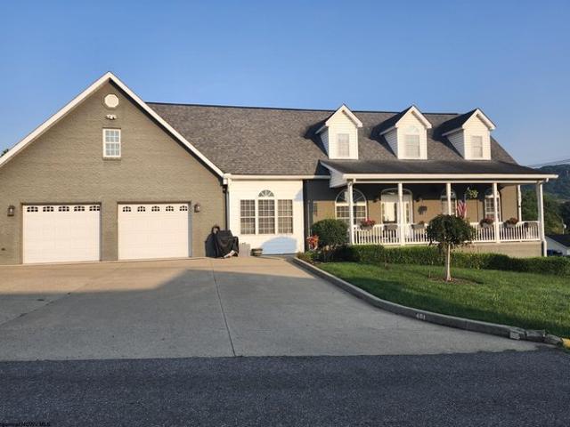 461 Congress Ave, Star City, WV 26505
