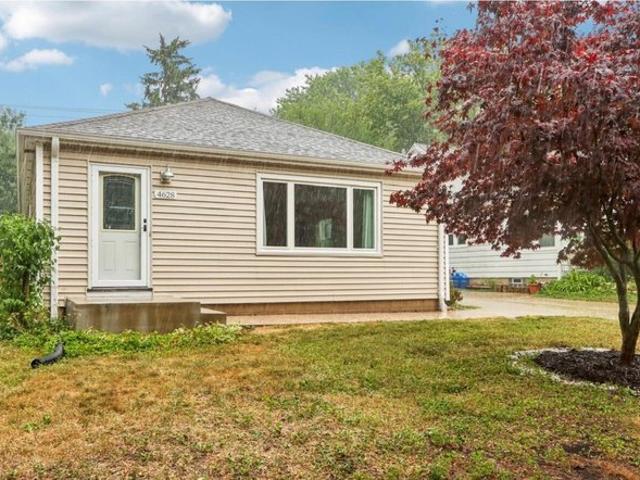 4628 N Hollywood Ave, Whitefish Bay, WI 53211