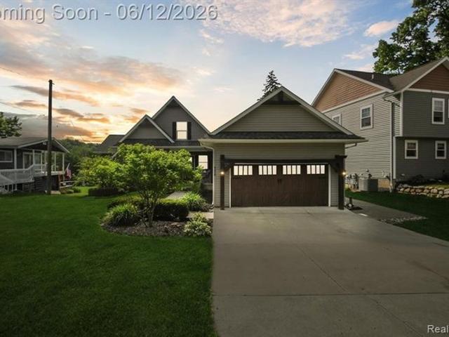 4628 Clinton Dr, Independence, MI 48346