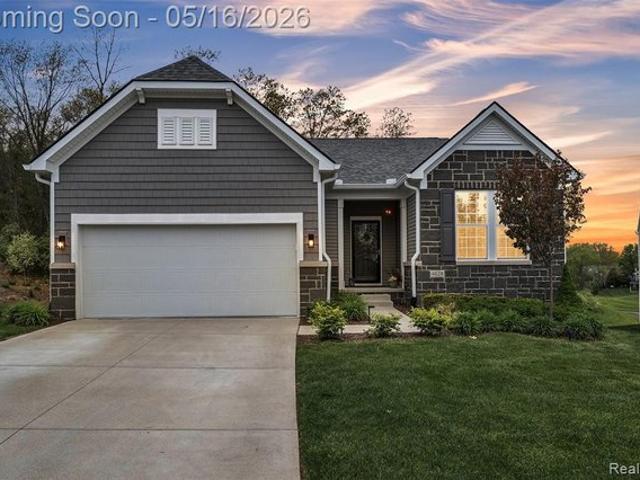4628 Crestway Dr, Brighton, MI 48116