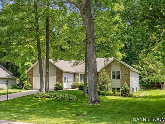 4629 Pine Dr, Holland, MI 49423
