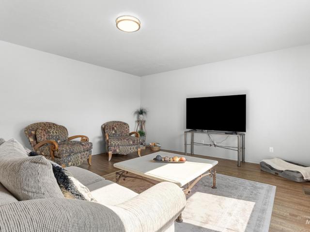 4633 N Dyver