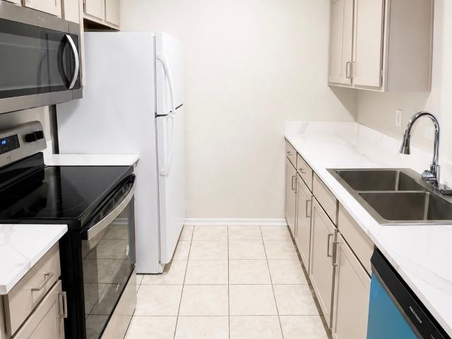 4633 Wild Indigo Street 555
