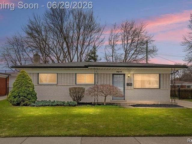 4644 Kingsley Dr, Warren, MI 48092