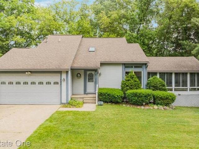 4642 Ponderosa St, Oakland Township, MI 48382