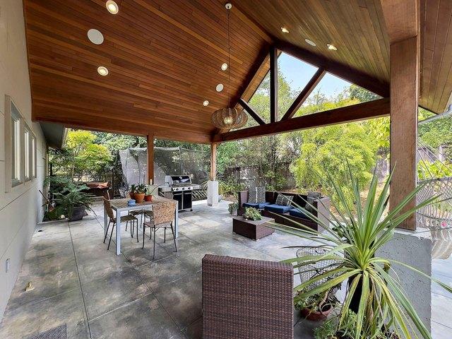 464 Orchard Ln, Redway, CA 95560