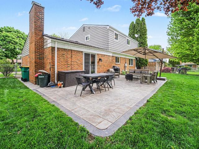 464 Springbrook Crescent