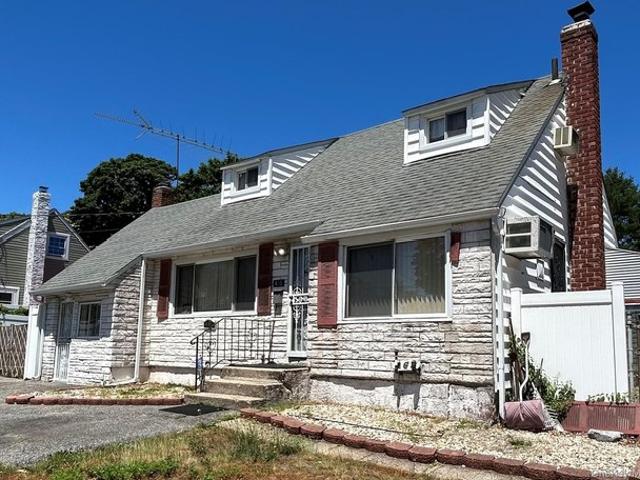 465 Saint Johns St, Central Islip, NY 11722