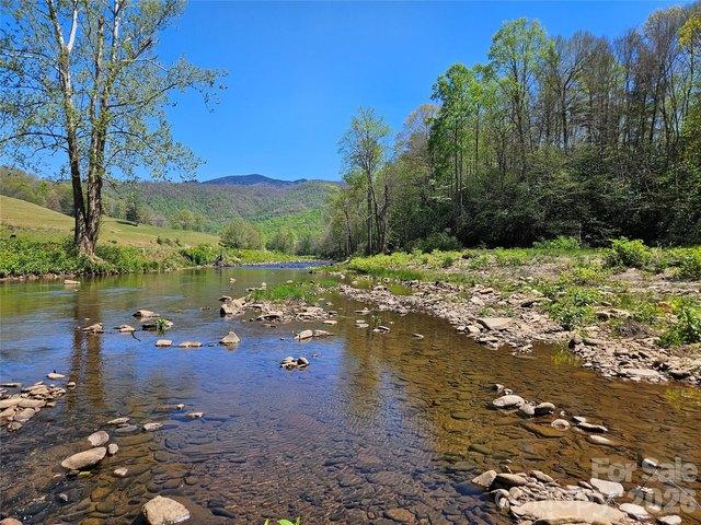 465 Paradise Ln, Burnsville, NC 28714