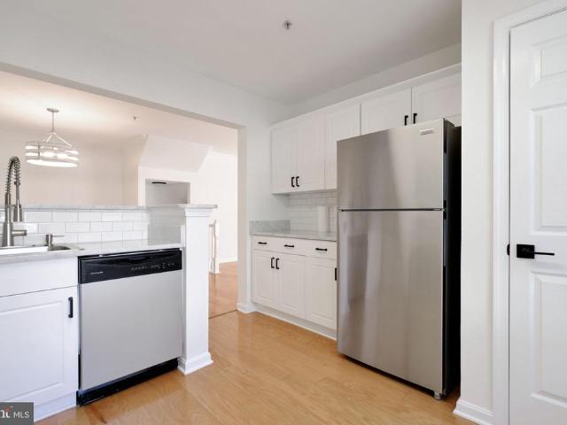4664 Superior Square
