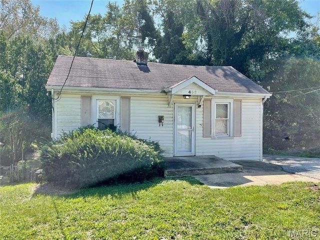 466 Bluff Dr, Saint Louis, MO 63137