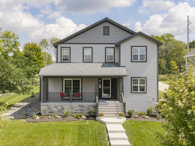 466 Bleeker St, Delafield, WI 53018
