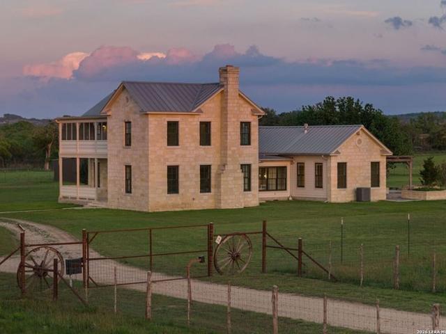466 German Ln, Fredericksburg, TX 78624