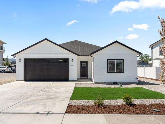 467 Arnos St, Talent, OR 97540