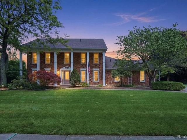 46884 Ben Franklin Dr, Shelby Township, MI 48315
