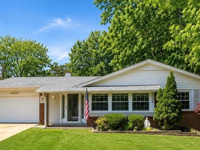 4688 Towne Centre Dr, Mehlville, MO 63128