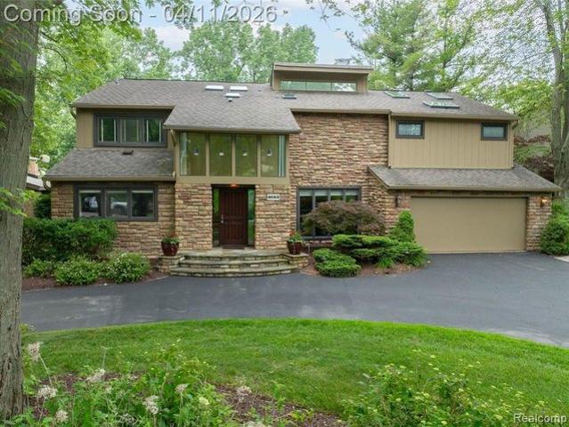 4683 Maura Ln, West Bloomfield Township, MI 48323