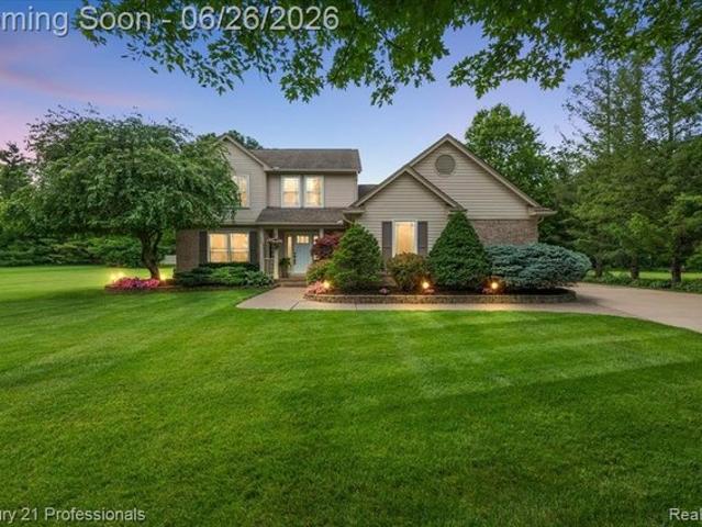 4683 Fox Chase Dr, White Lake, MI 48383