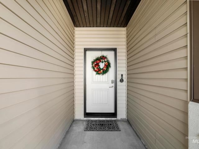 468 April Ave